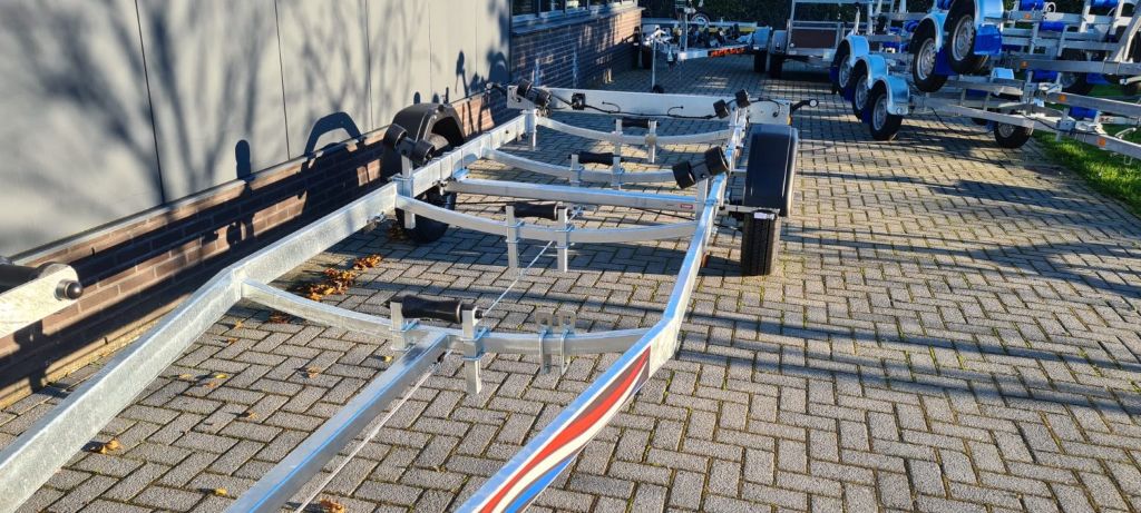 Qwest Marine Romania. KICK Trailer KT1800